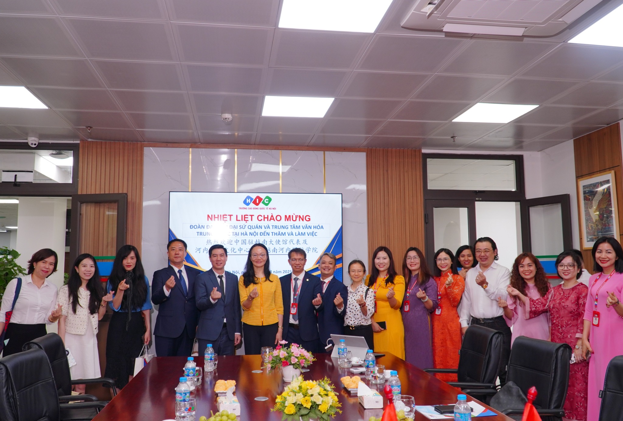 Long trọng đón tiếp Phu nhân Đại sứ Trung Quốc tại Việt Nam và Trung ...